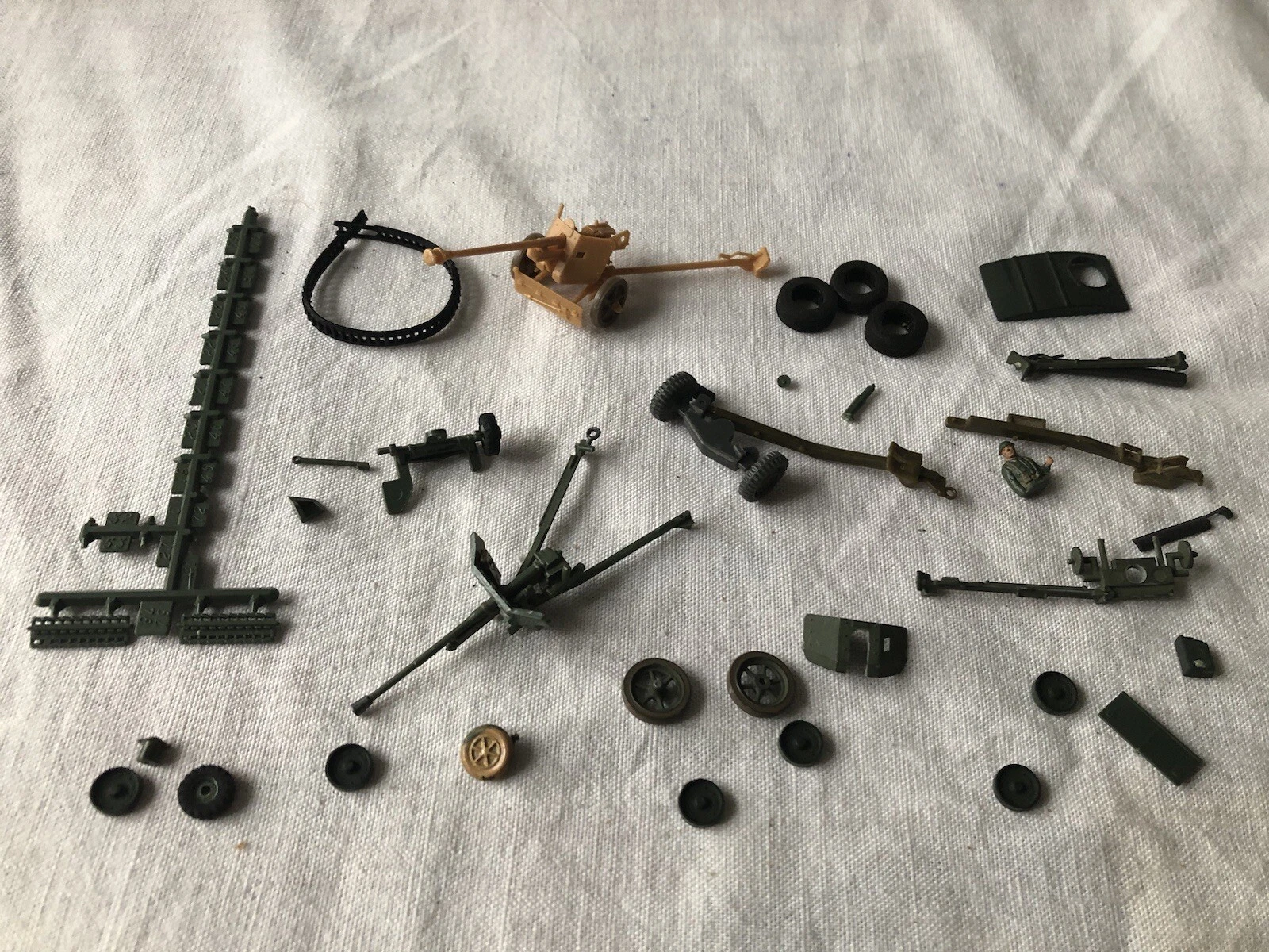 Maquette Model, Airfix Revell? 1/72: Guns, wheels, parts. Military, war ...