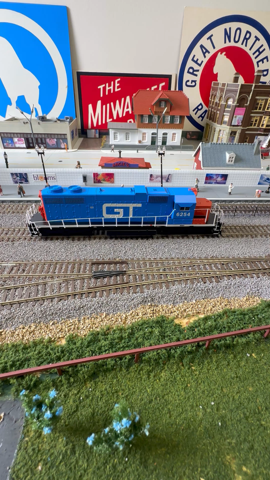 Athearn 93518 HO Scale Grand Trunk Western SD38 Diesel Locomotive 6254 ...