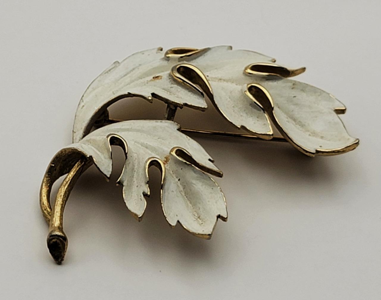 Vintage Signed LISNER Gold tone White Enamel LEAVES S… - Gem