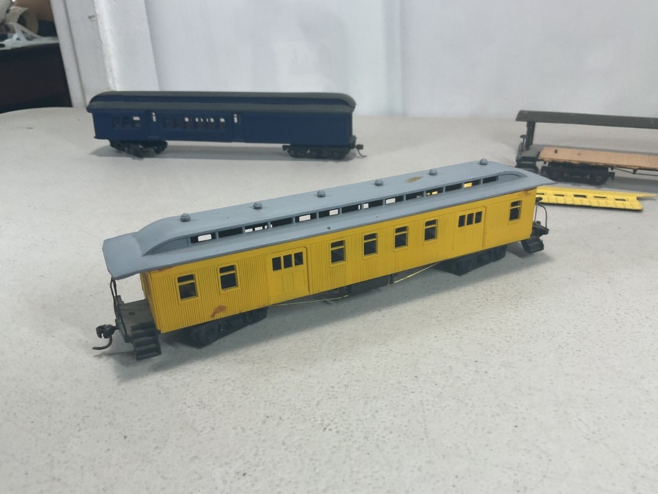 Lot of 4 Unbranded HO Gauge Passenger Cars Rolling Stock Read ...