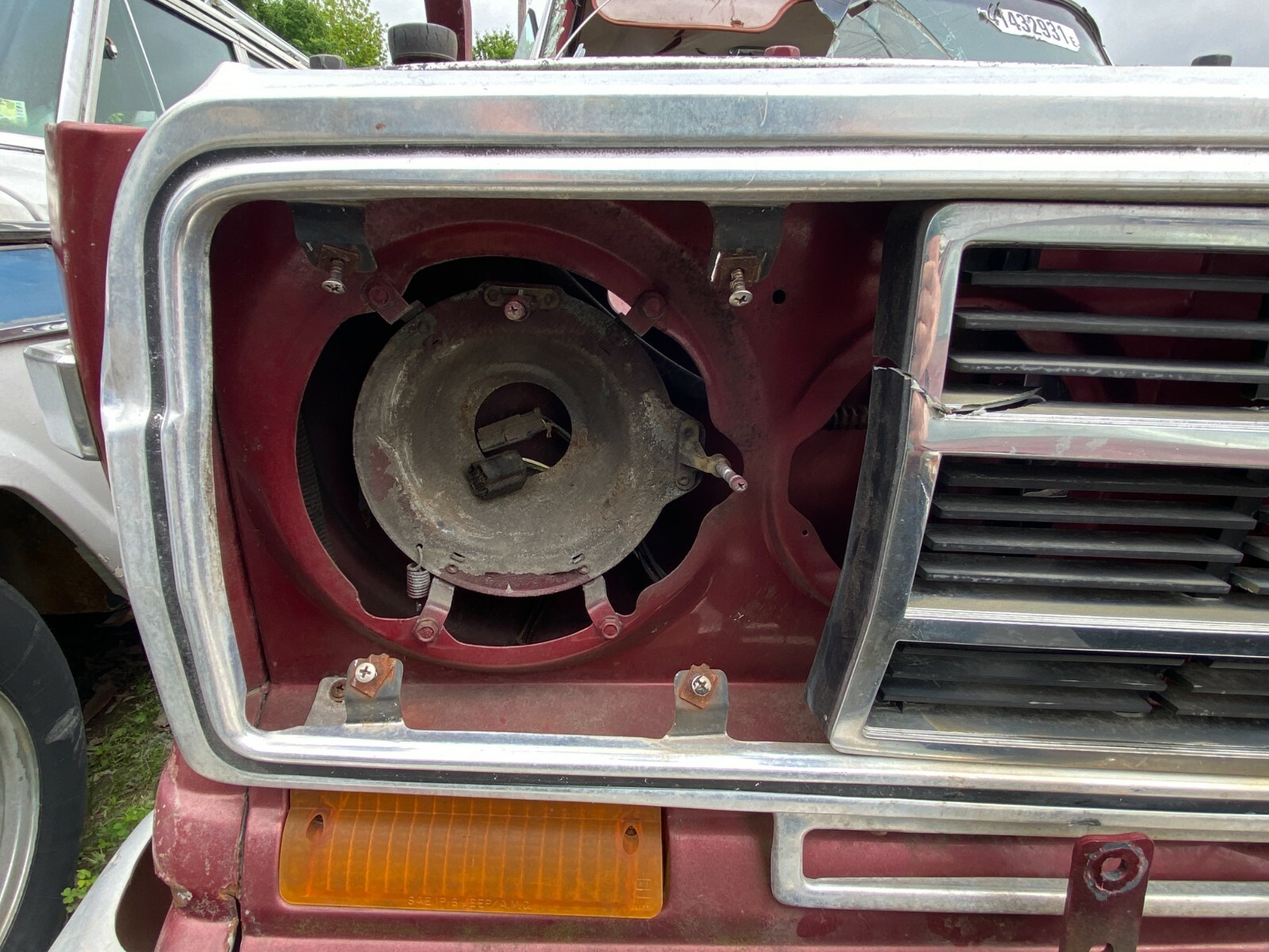 1986 Jeep Grand Wagoneer Grille Chrome OEM Header Panel Cracked Dented ...