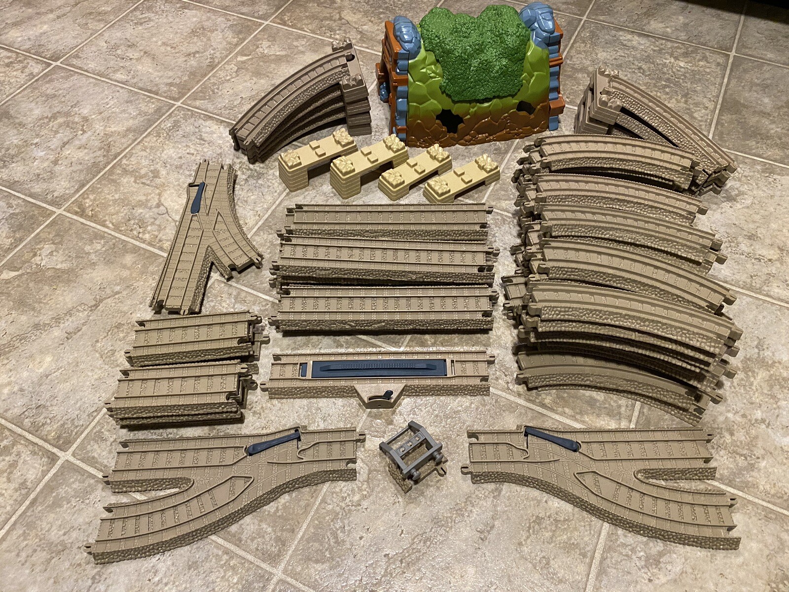 P817 Thomas Trackmaster Lot of 79 Brown Track Switches Stop Go Riser ...