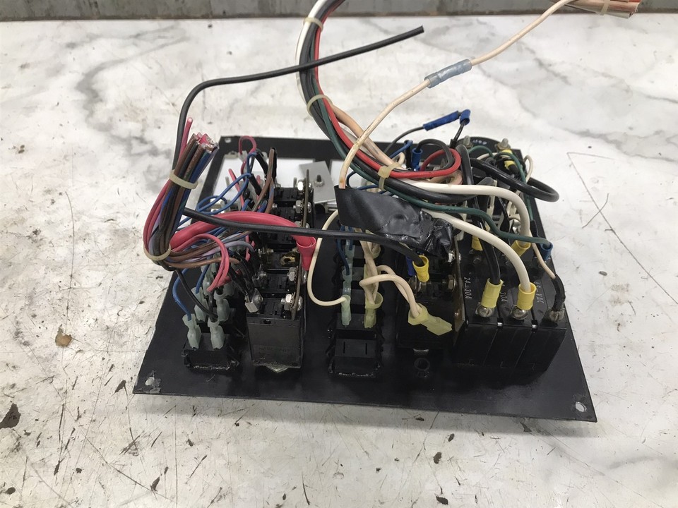 89 Larson Milano 270 DC Boat 12V DC & 120 V AC Shore power breaker ...