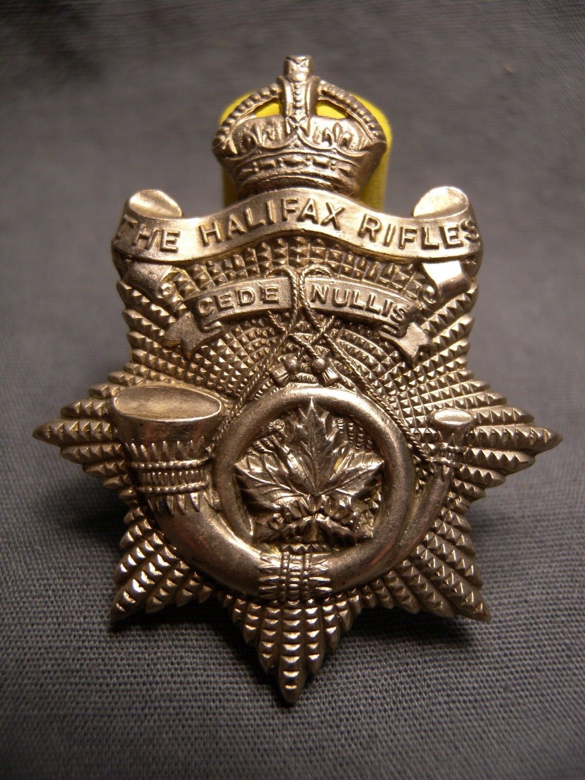 HALIFAX RIFLES WWII CAP BADGE 1933 M.97 CEDE NULLIS HR H.R. CANADA ...