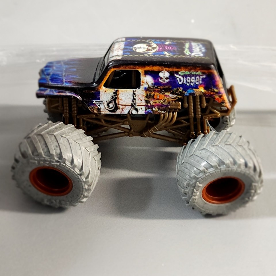 Spin Master Monster Jam Zombie Vs Hunter Grave Digger Truck 1:64 HUNTER ...