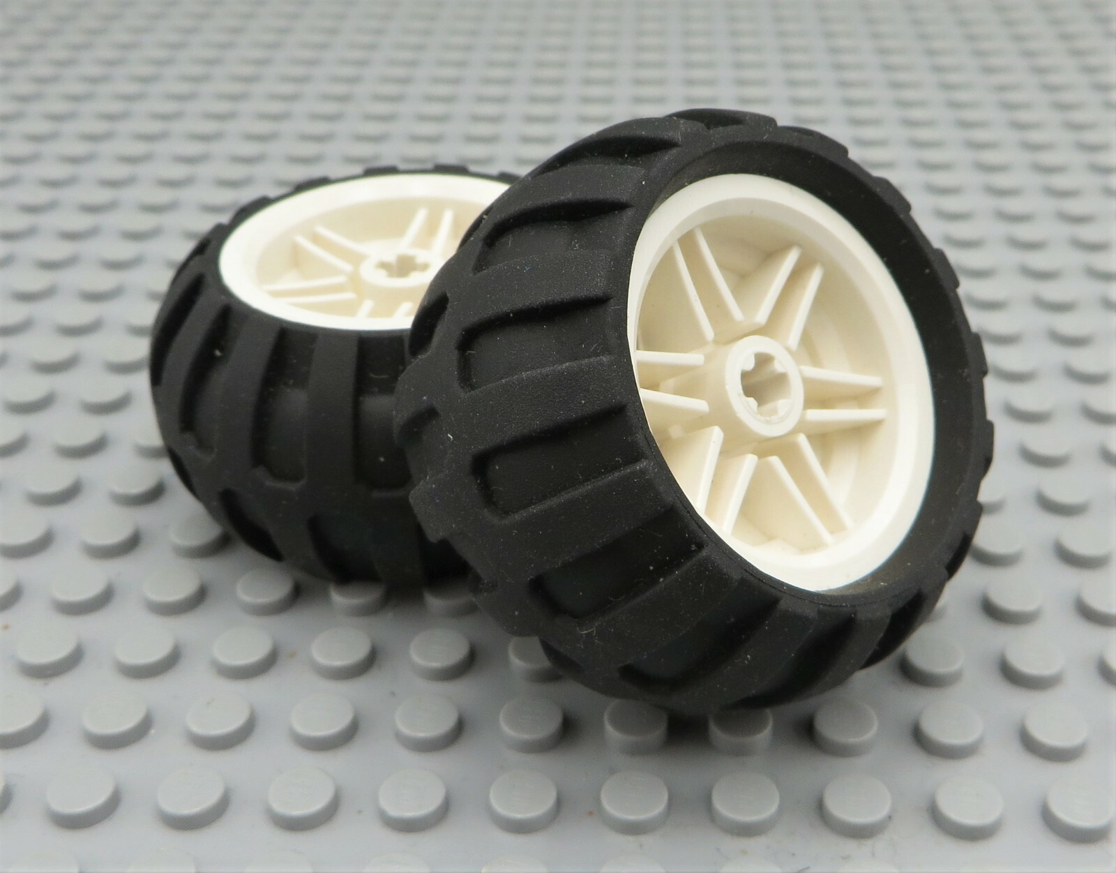 LEGO 2 x Technic Small Balloon Tires 43.2x26 61481 & White Rims 56145 ...