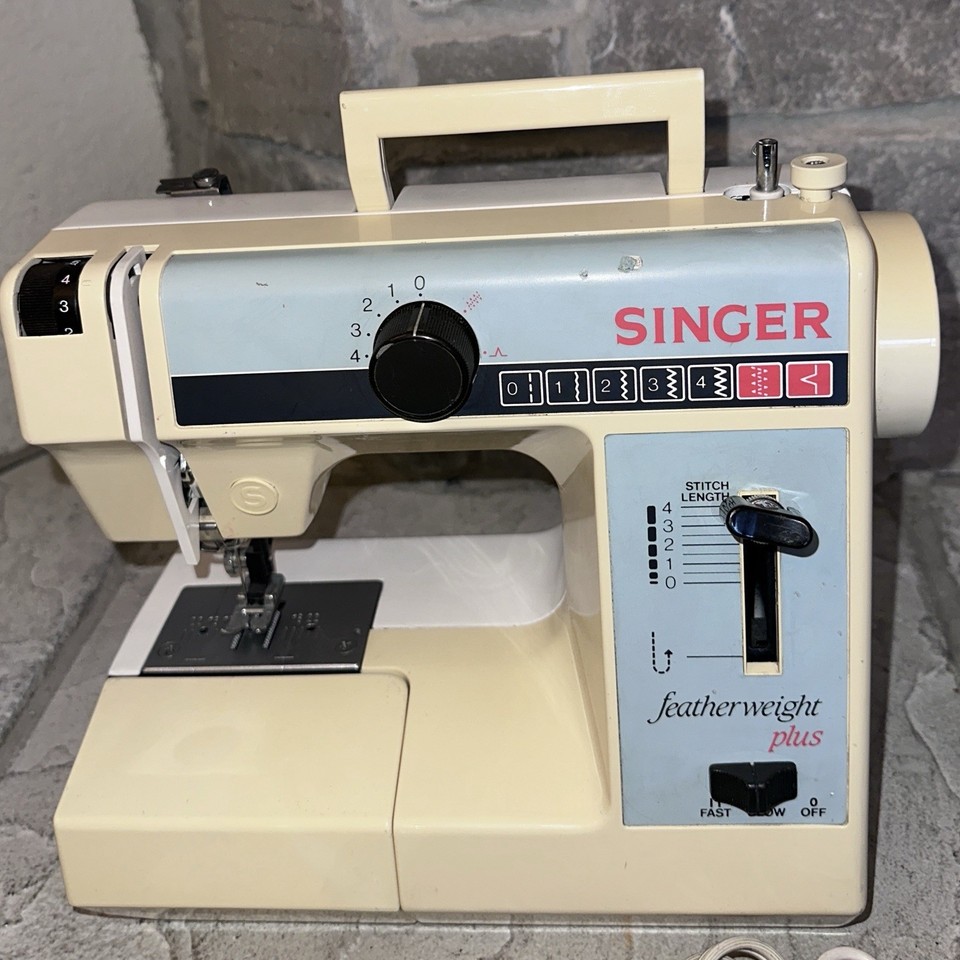 Working Singer 324 Featherweight Plus Sewing Machine + Foot Petal ...