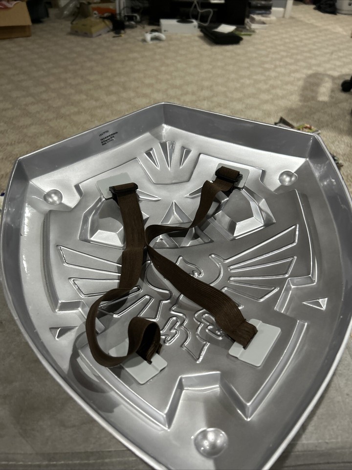 2015 Nintendo Legend of Zelda Link Hylian 19” Plastic Shield Costume ...