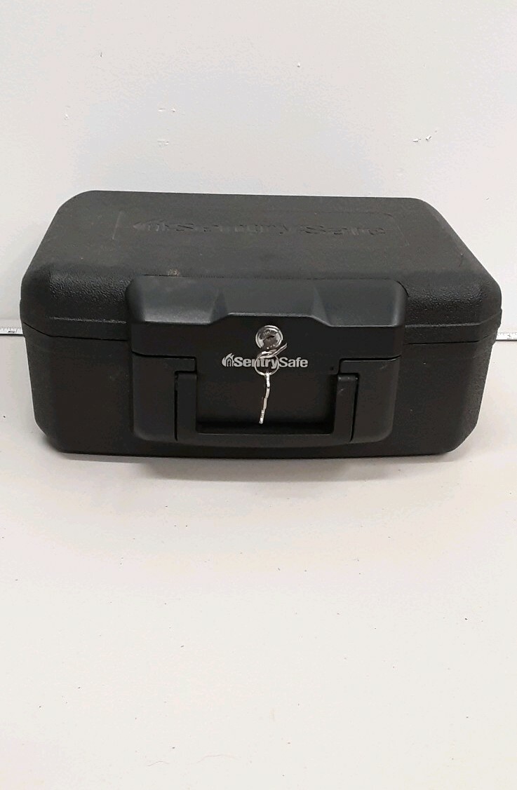 13 x 9 1/4 x 6 1/4" Sentry Safe R4132 with 2 Keys, Great gun bedside ...