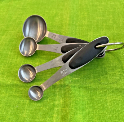 Set 4 Teaspoons Stainless W/Soft Grip Handle 1 T-1/4 tsp On Ring | eBay