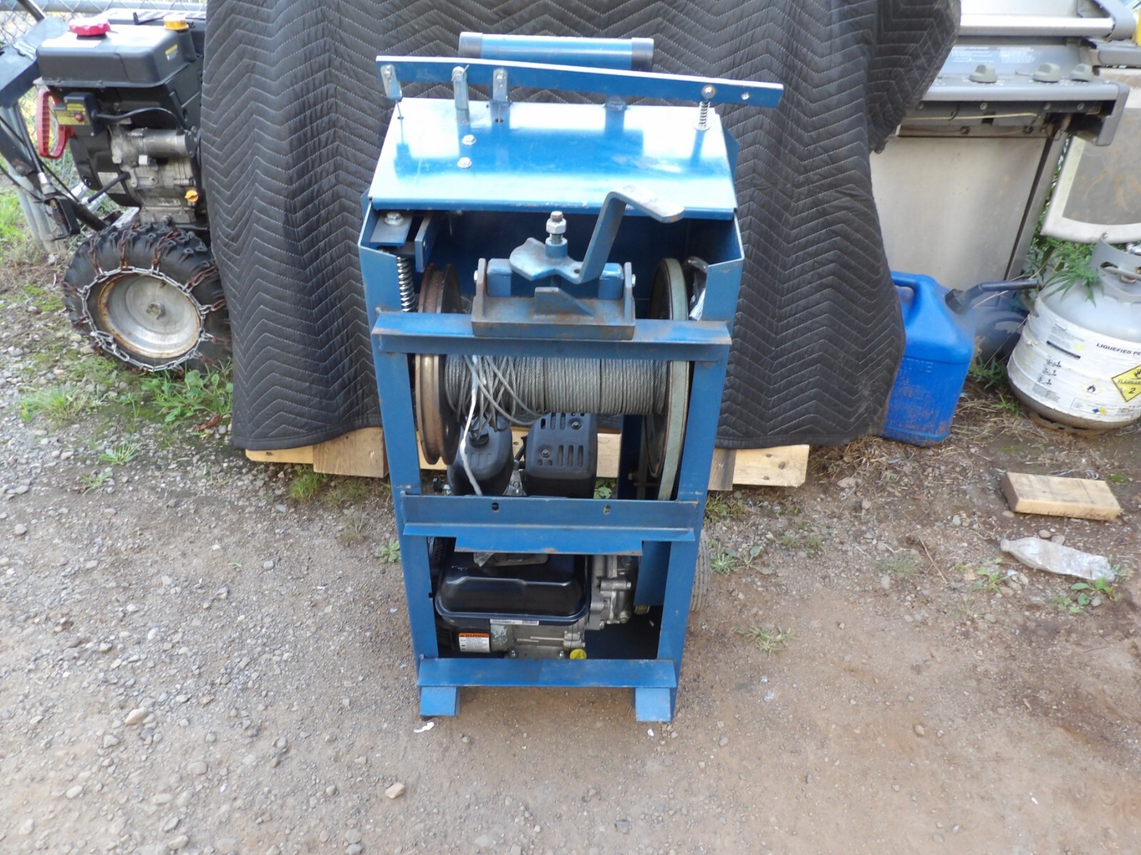 RGC PRO DRIVE Platform 400 lb. Gas Ladder Hoist, Material Hoist ...