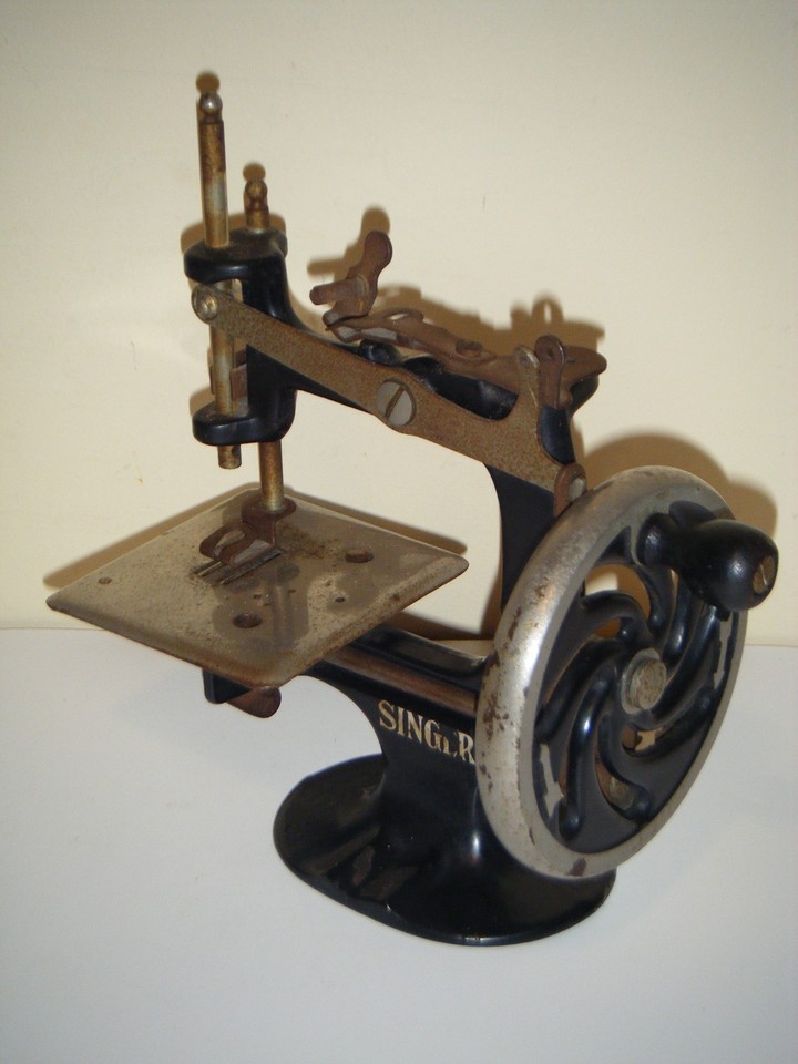 Vintage Singer Salesman Sample Hand Crank Mini Sewing Machine (AS-IS ...