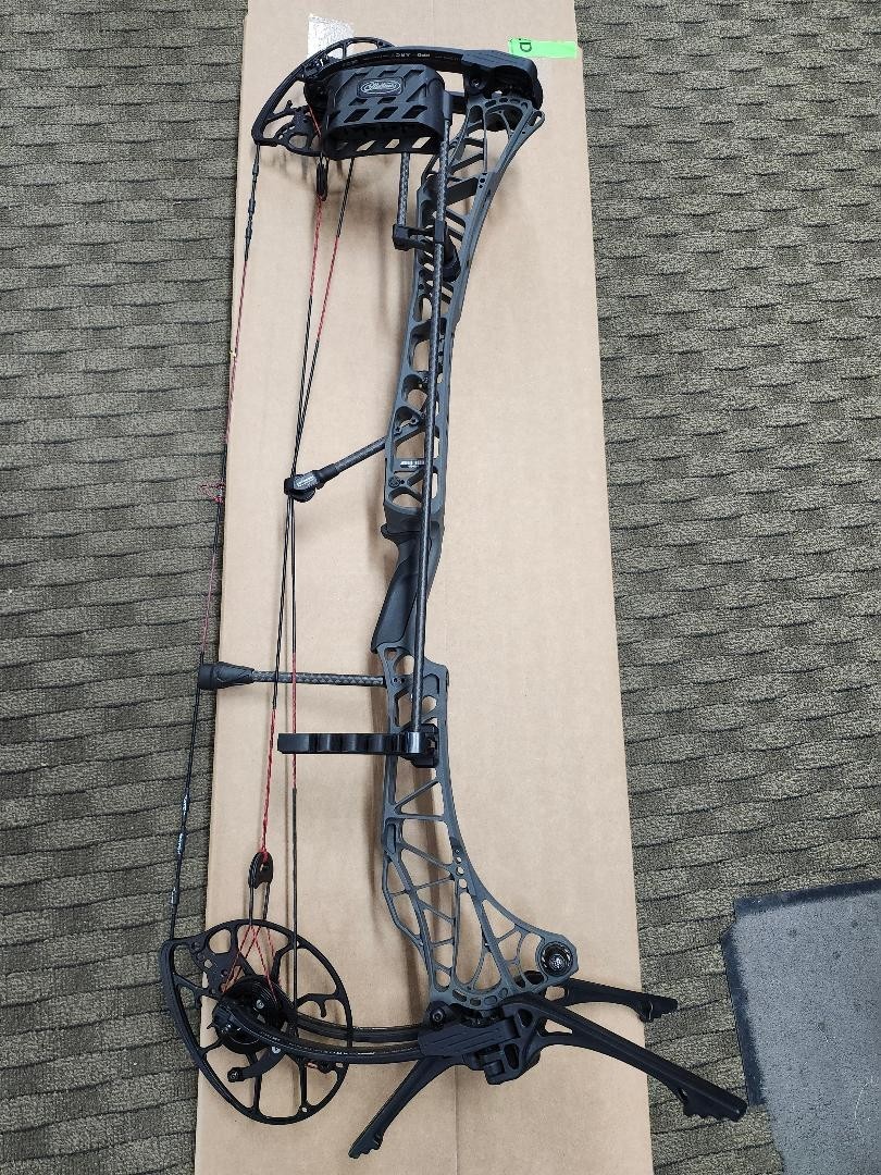 Mathews Lift X 33 Gray with Black Limbs, quiver and bow stand | eBay