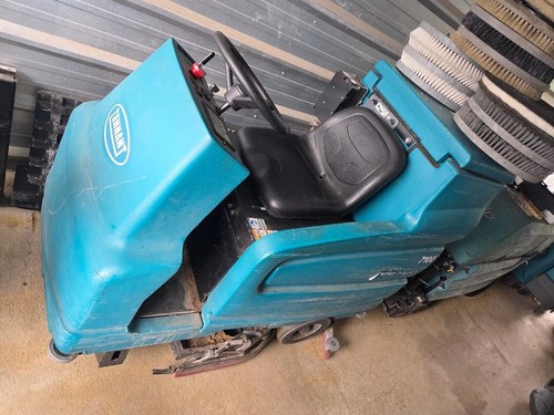 TENNANT 7100 Battery Ride-On Floor Scrubber 1300 HRS - new batteries | eBay
