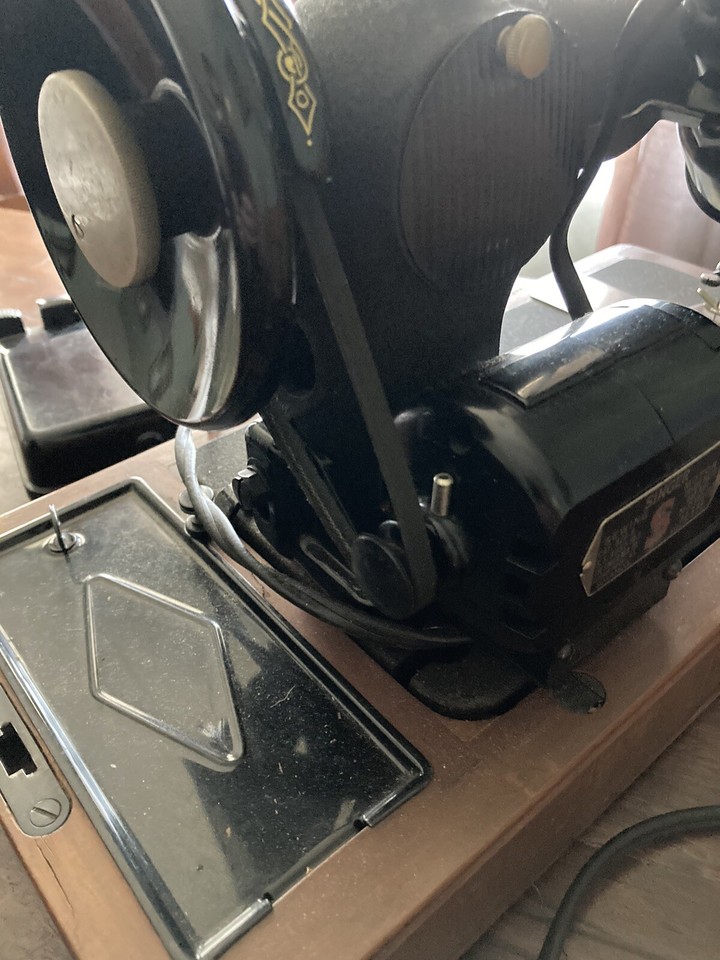 Vintage 1952 Singer Sewing Machine In Bentwood Case AK717862. Bobbin ...