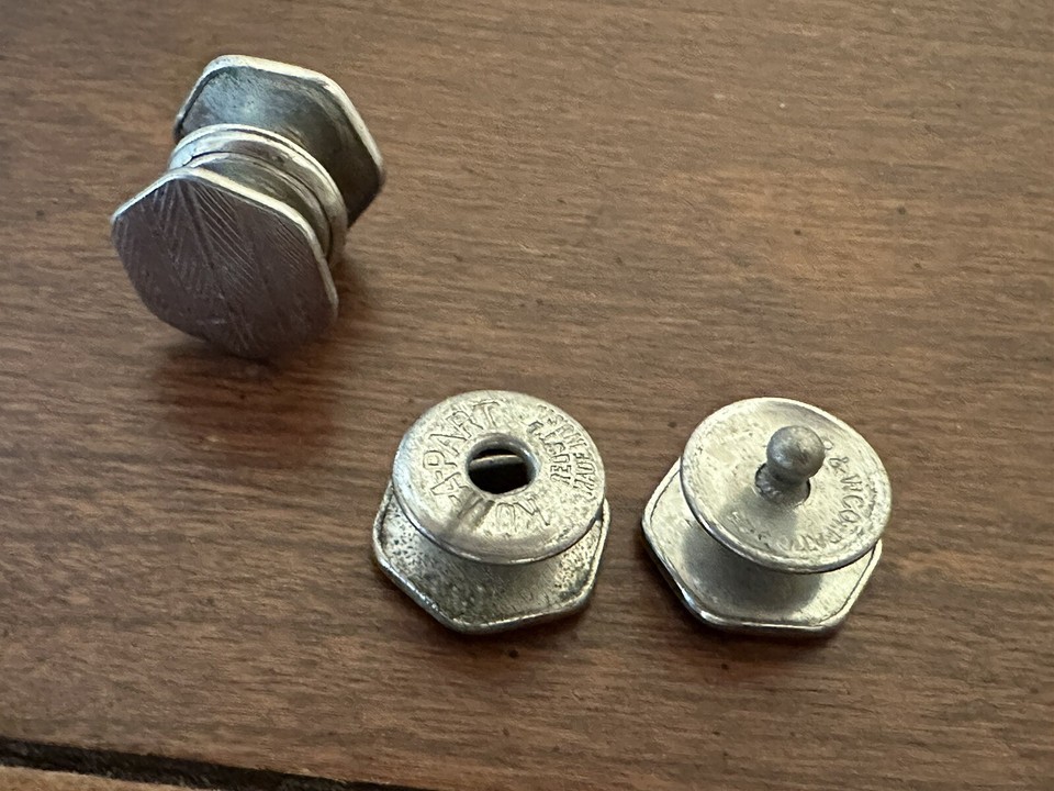 Silver Tone Hexagonal Silver Embossed BAER & WILDE KUM A PART Snap ...