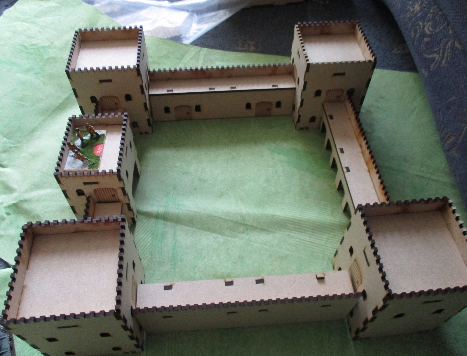 15mm Castle max size 582x329x100mm but completely modular scenery 3mm ...