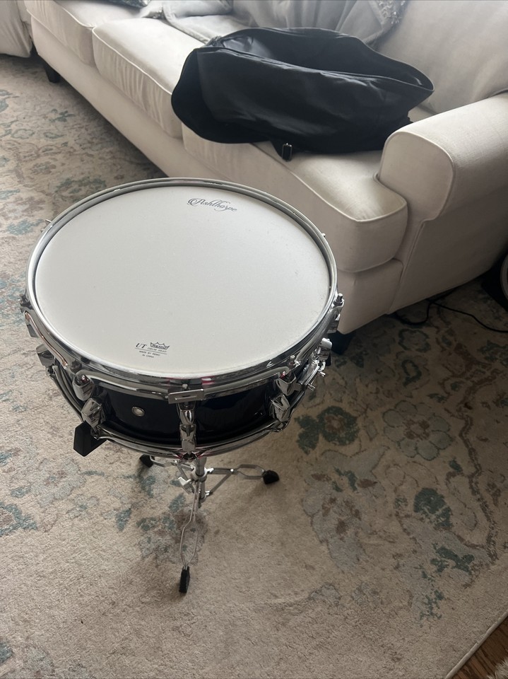 Blue snare drum-Lightly used-No damage-Comes with stand and case and ...