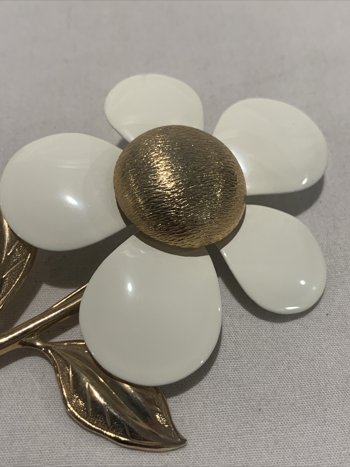 Vintage 1968 Sarah Coventry Flower Flattery White Gol… - Gem