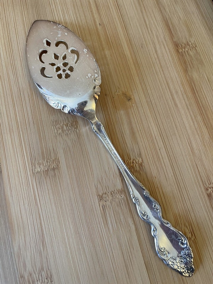 1881 Rogers Oneida Silverplate BAROQUE ROSE Scroll PIERCED PIE CAKE ...