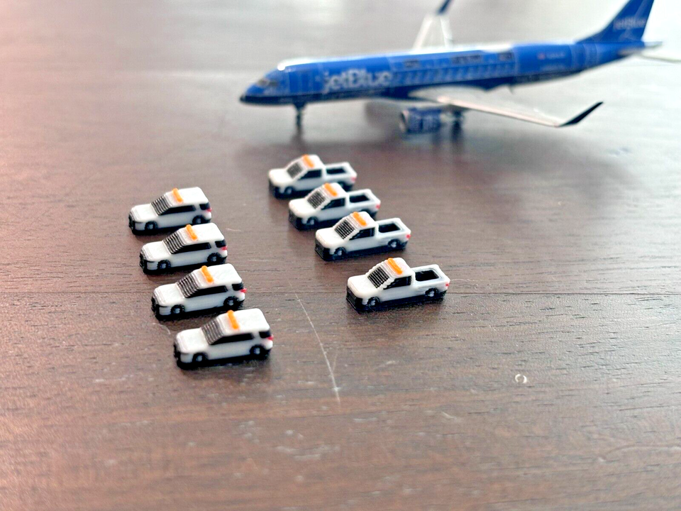1:400 Model Airport Accessories - 8 Piece Airport Operations Vehicles ...