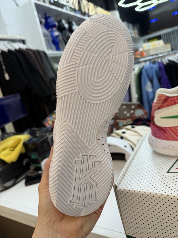 Nike Kyrie 2 PRM Krispy Kreme ID Size 11 914295-163 Special Box F&F | eBay