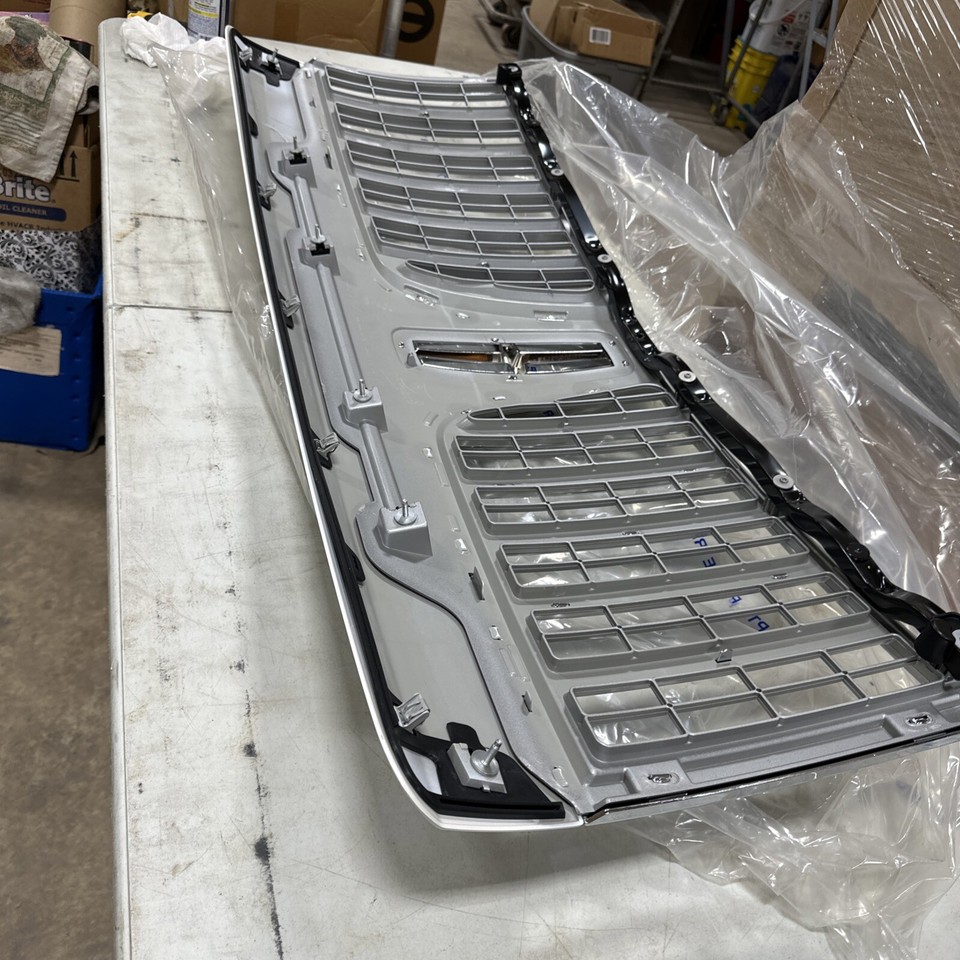 Ford AL3Z-8200-HA Full Grille 2010-2014 White Planinum Lincoln Mark LT ...