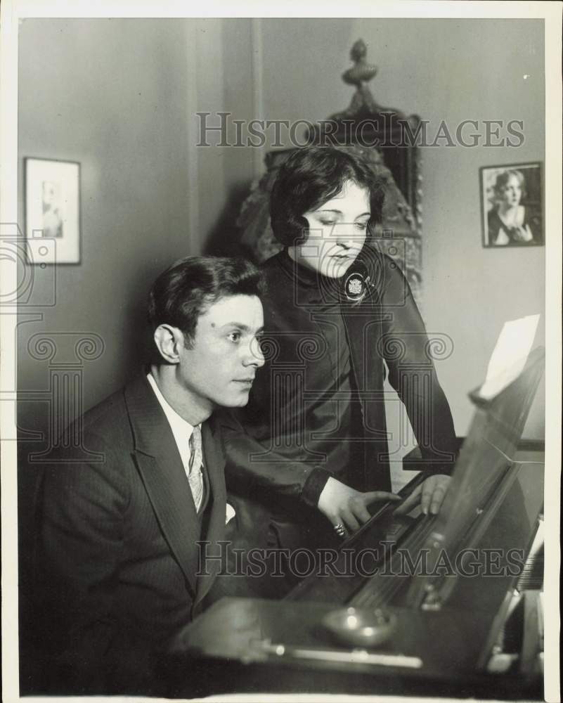 1928 Press Photo Singer Nanette Guilford and Max Rosen practice in New ...
