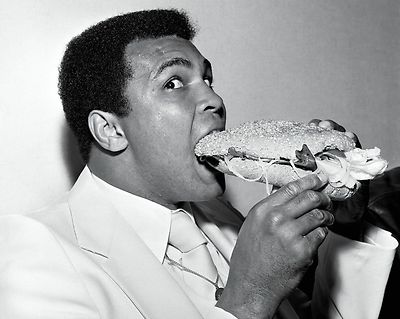 MUHAMMAD ALI BITES INTO A STOTTIE CAKE WHILE TOURING IN UK - 8X10 PHOTO ...