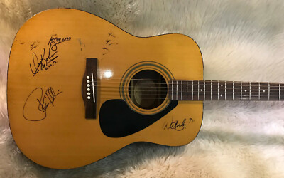 Guitar signed by Willie Nelson, Pam Tillis and the Gibson Miller Band ...