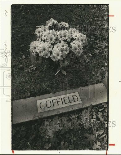 1981 Press Photo H.H. Pete Coffield Grave in Rockdale, Texas - hca92522 ...