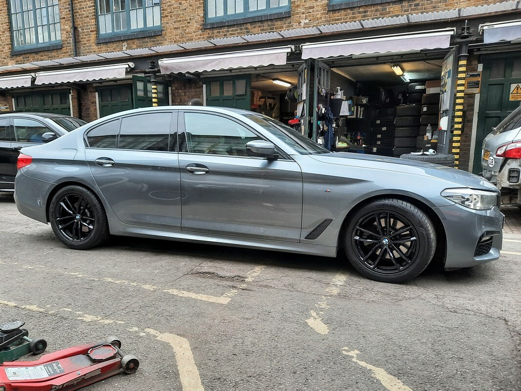 R534BG Swap BMW 5 SERIES G30 4x 18" GENUINE STYLE 662M GLOSS BLACK ...