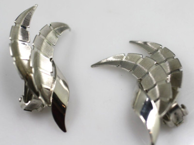 Vintage silver tone textured & shiny feather leaf shape spray clip on ...