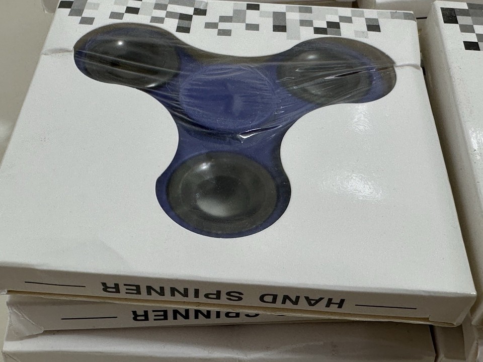 LOT 30 HAND FIDGET SPINNER PARTY TOYS STRESS RELIEF FOCUS 4 COLORS 30 ...