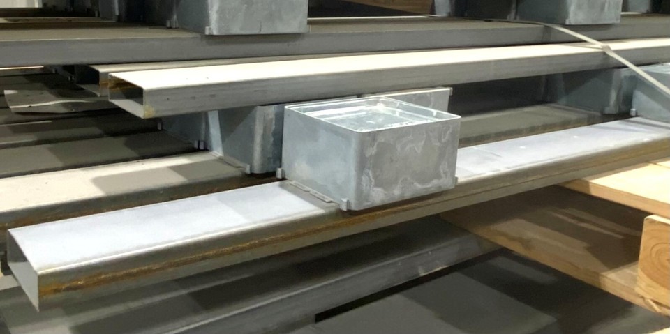 WIREMOLD WALKERDUCT D22430 UNDERFLOOR DUCT #2 DUCT 24" CNTR 3" PRESET ...