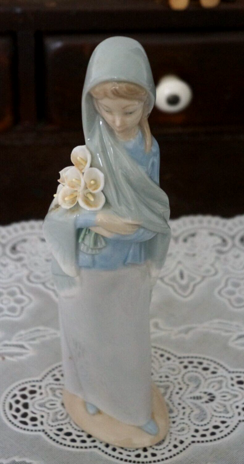 VINTAGE Lladro Figurine Nina Calas - Girl with Lilies #4650, Spain | eBay