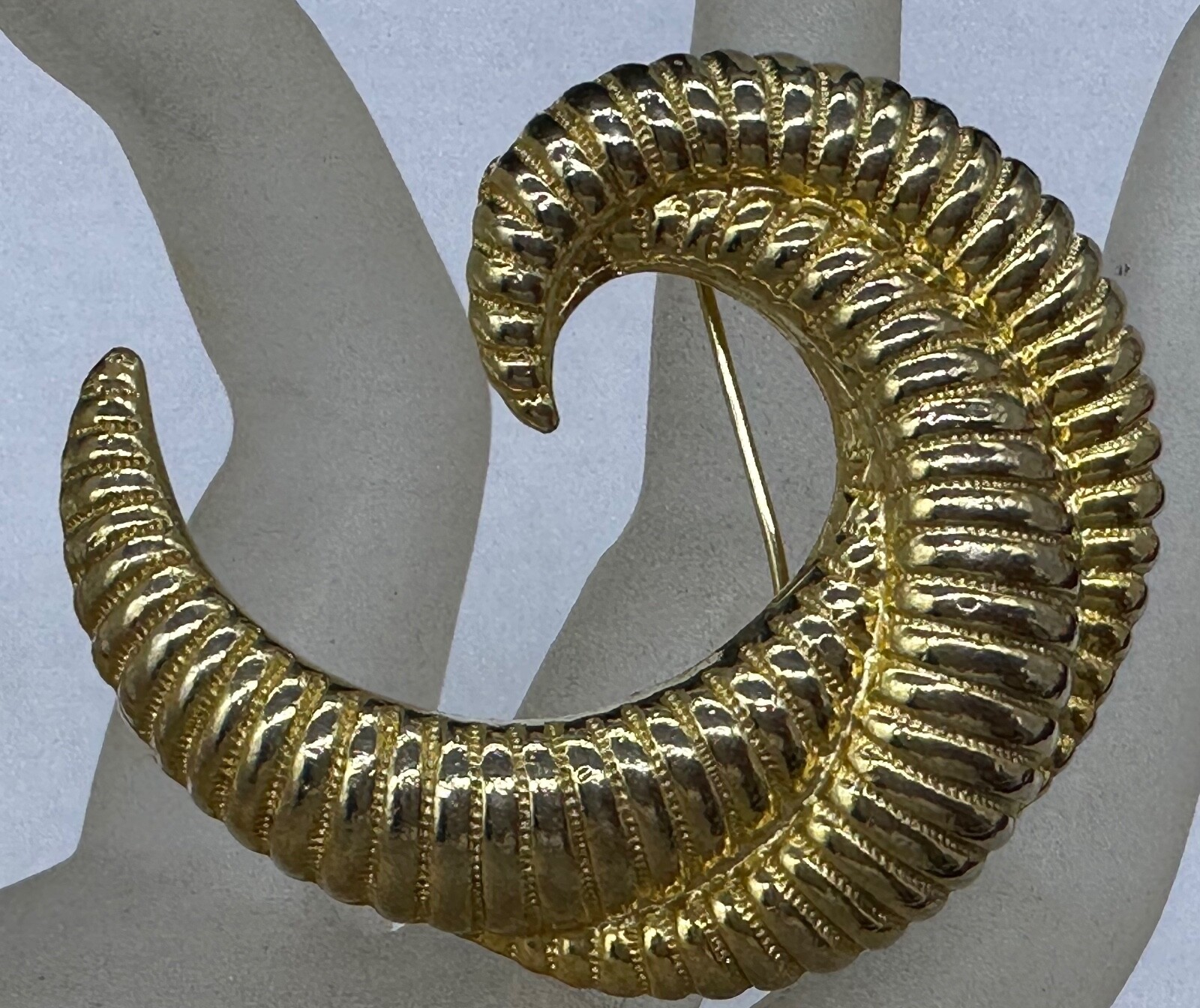 VINTAGE GOLD PLATED RIDGED CORNUCOPIA ART DECO BROOCH PIN | eBay