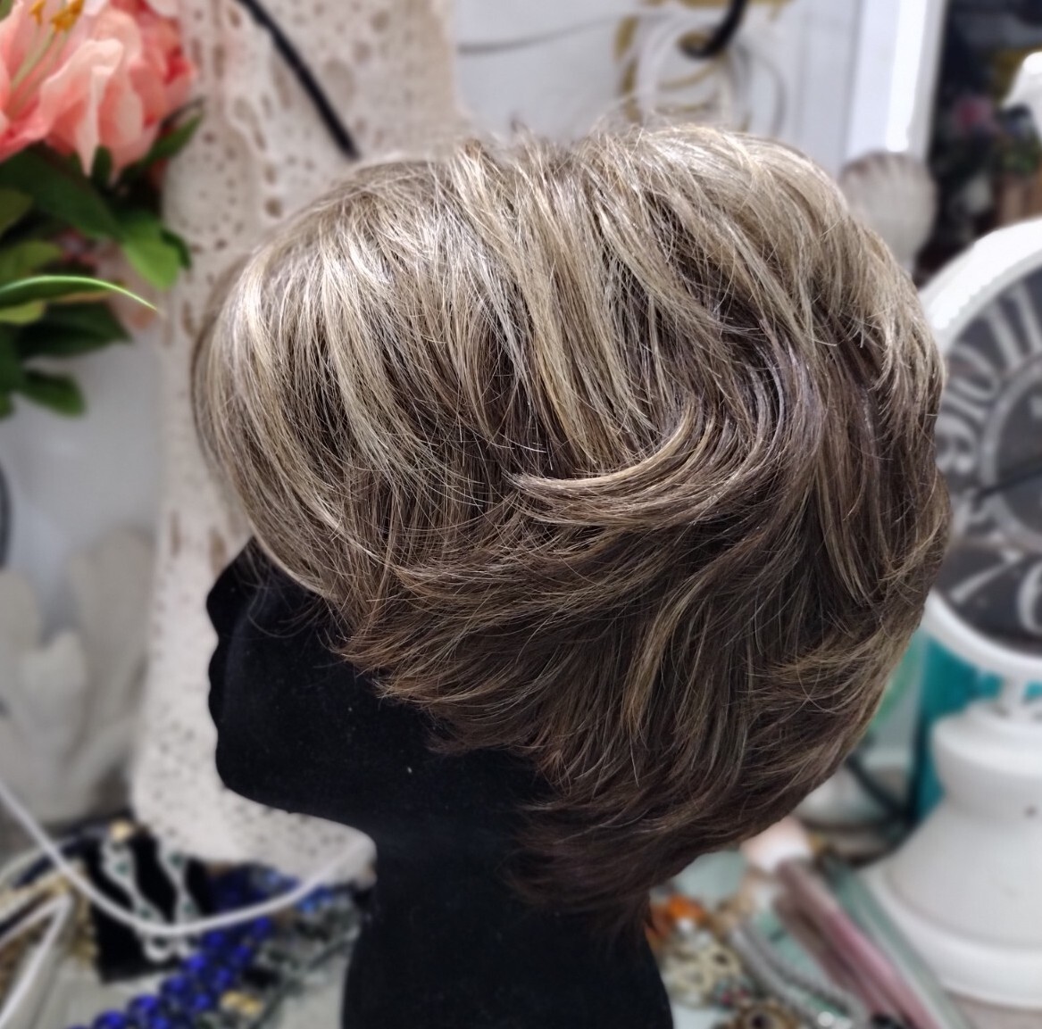 New Godiva's Secret Wig Short Wavy Brown Blonde Highlights Dark Roots ...