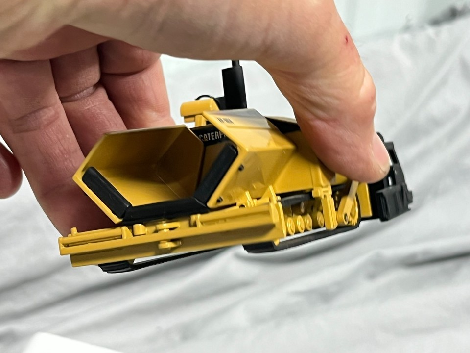NZG CAT AP-1050 Asphalt Paver #388 Caterpillar 1:50 Scale NIB Germany ...