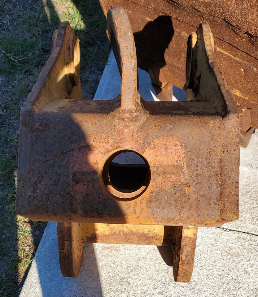 Wain-Roy ½ yard style excavator coupler (Tag QC33/35) 60/70mm pins 2½ ...