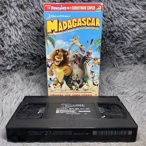 Madagascar VHS Tape 2005 Ben Stiller Chris Rock Dreamworks Penguins Zoo ...