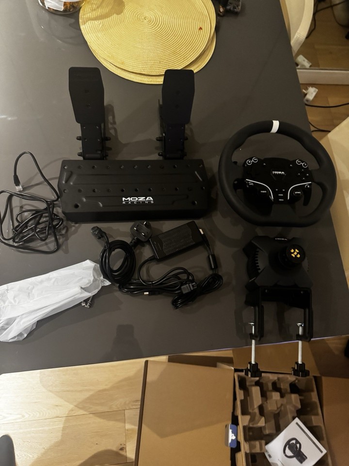 MOZA R3 Racing Simulator Bundle R3 Base, Es Wheel, SR-P Lite, Boxed ...