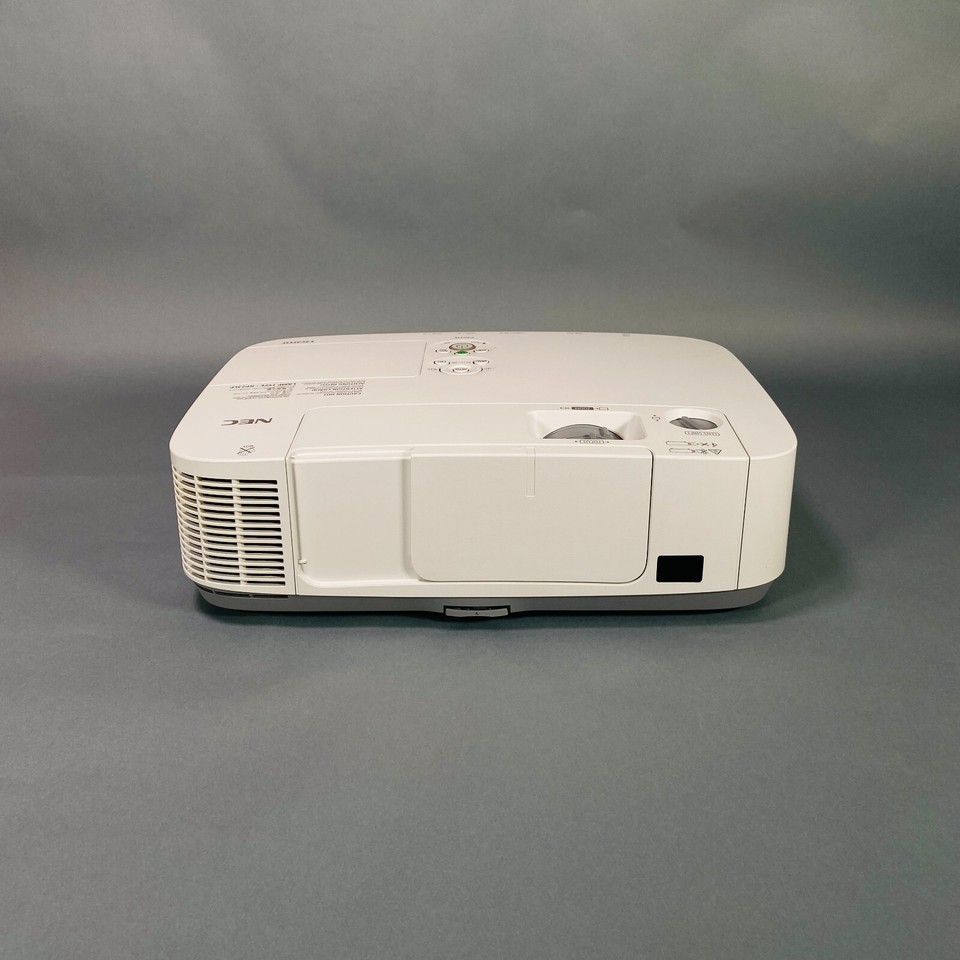 4000 Lumens 3LCD Projector WXGA HD HDMI - Less Than 500 Lamp Hours Used ...