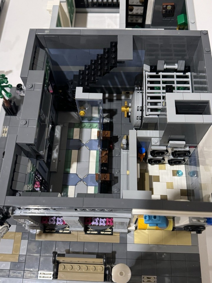 Lego Creator Expert Brick Bank 10251 Set With Minifigs And Instructions ...