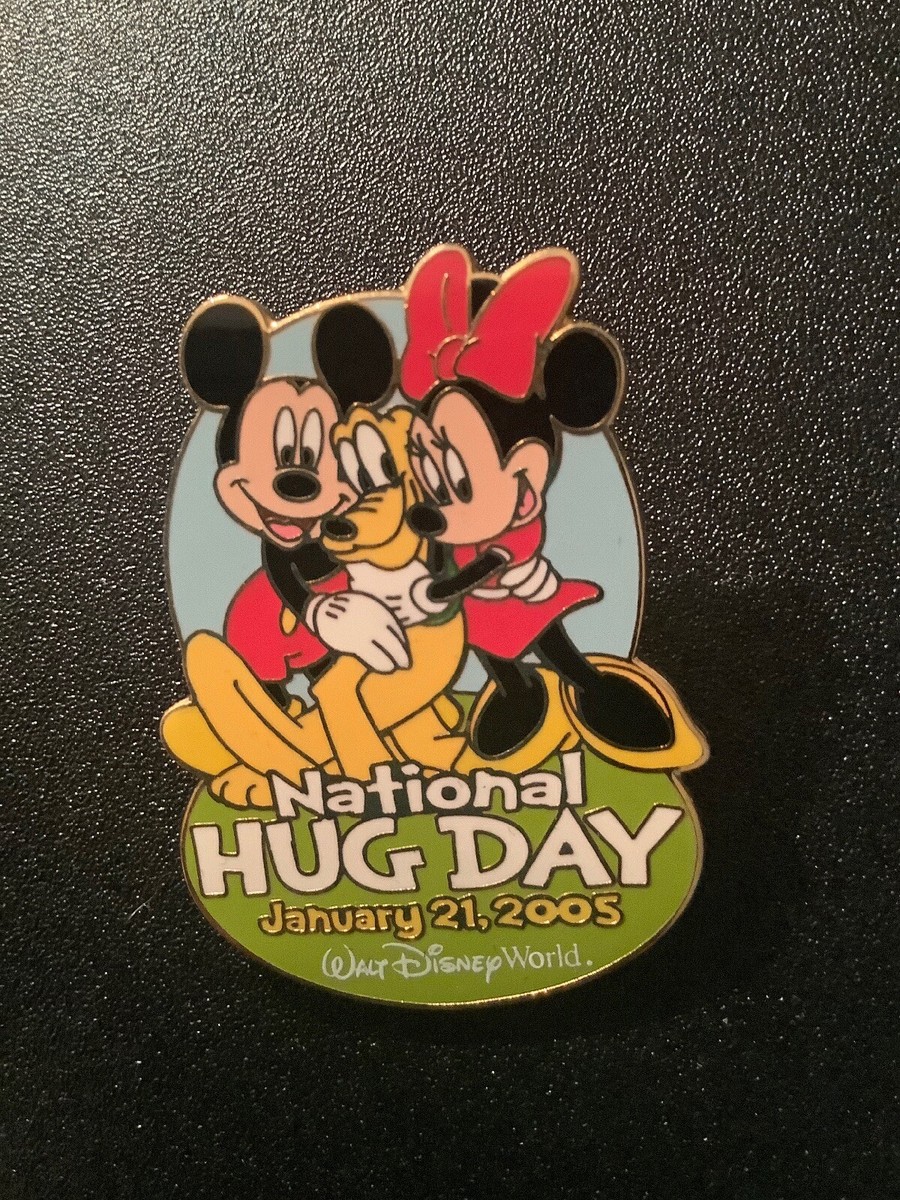 Minnie Hugging Pluto Mickey & Minnie Hugging Garden Statue — Disney