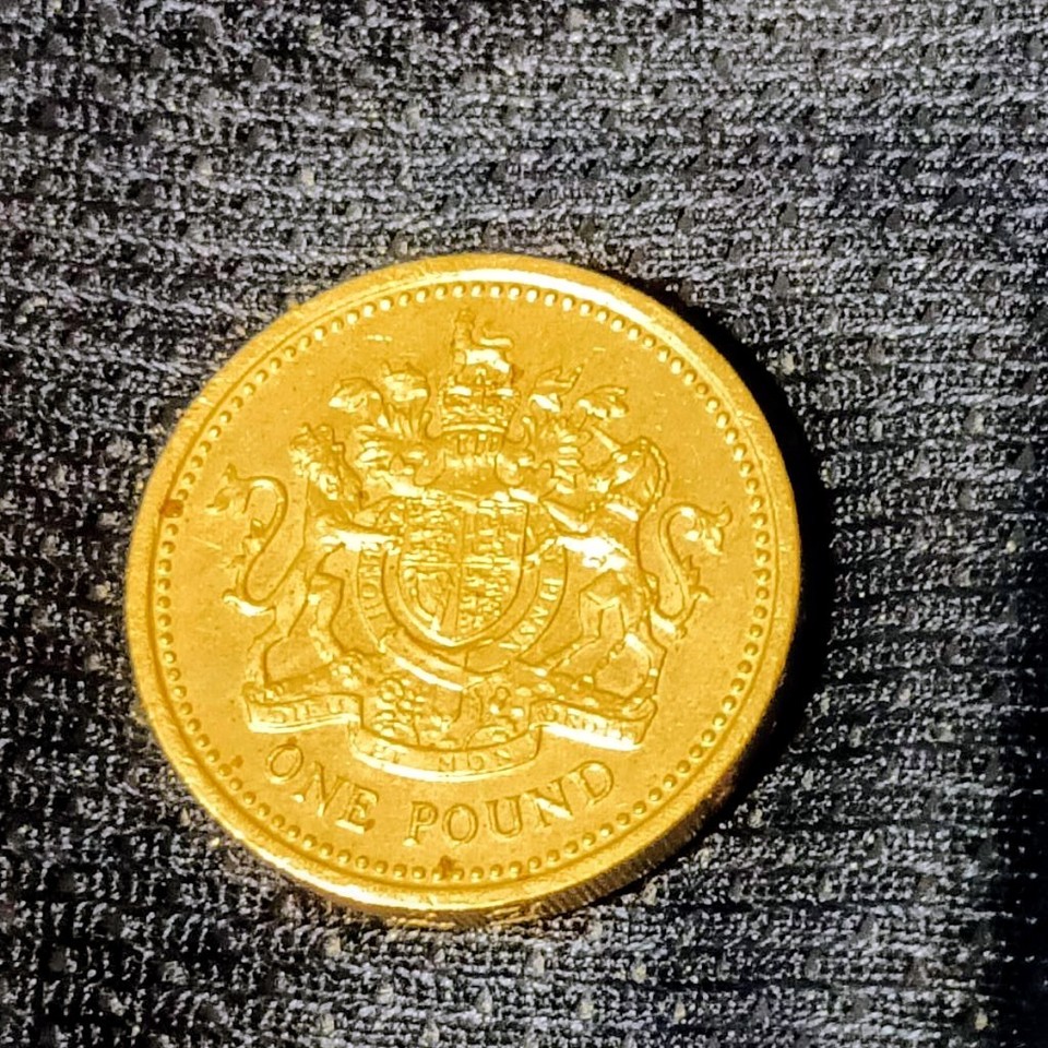 1983 One 1 Pound Coin Queen Elizabeth II Royal Arms DECUS ET TUTAMEN ...