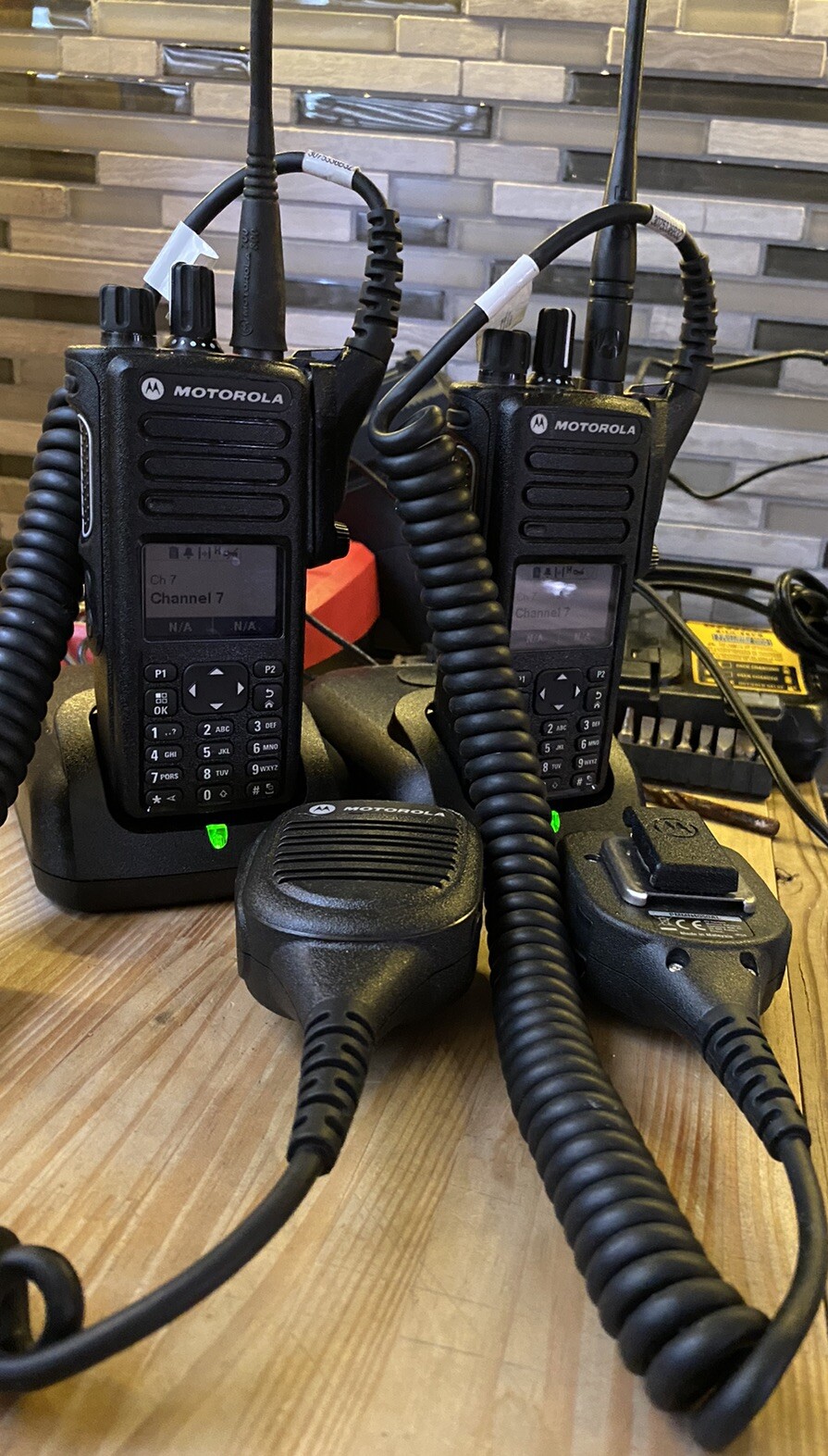 2 Motorola XPR7550e UHF radio AAH56RDN9RA1AN CPS With 2 Chargers ...