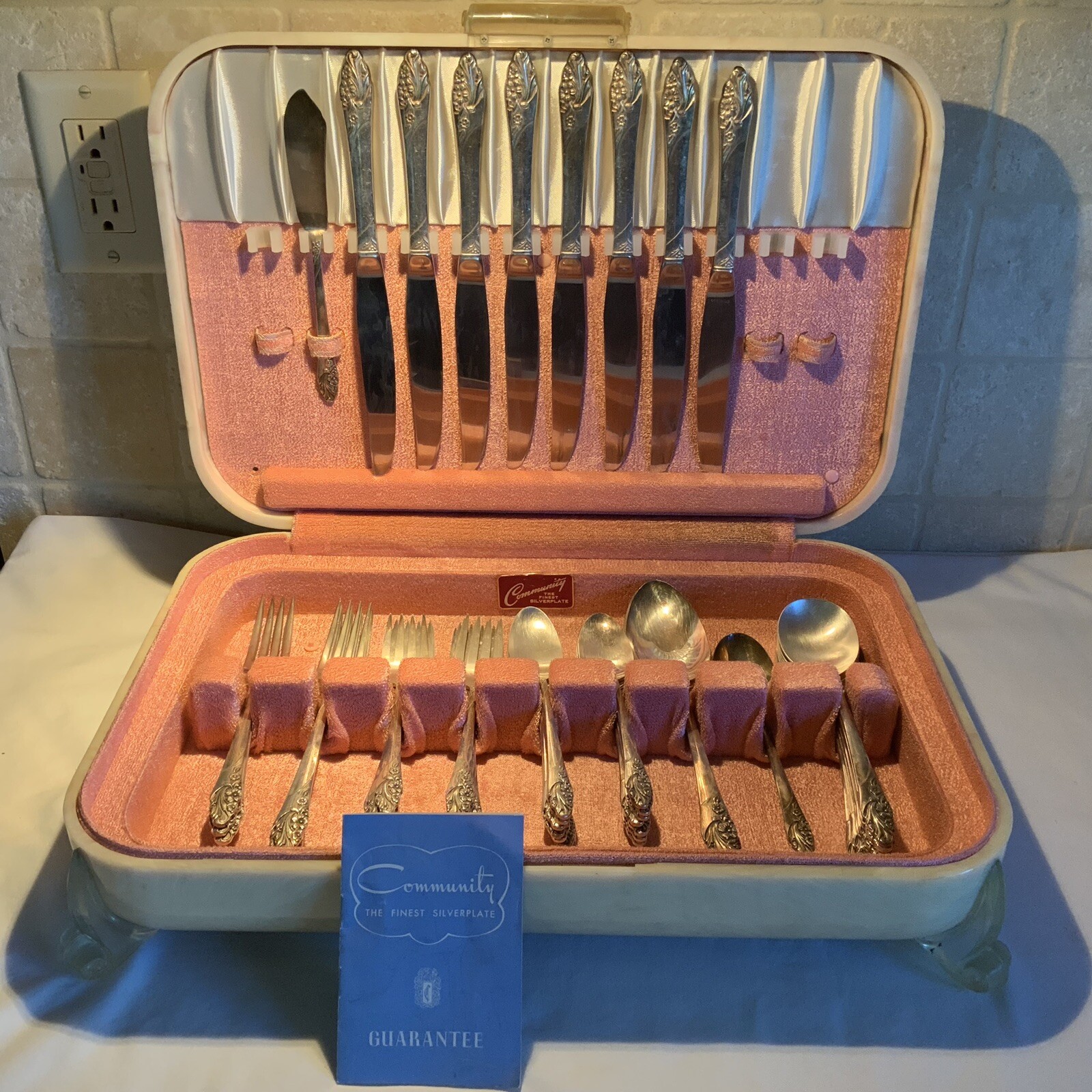 Oneida Community Flatware 51 Pieces With Plastic Footed Chest | eBay