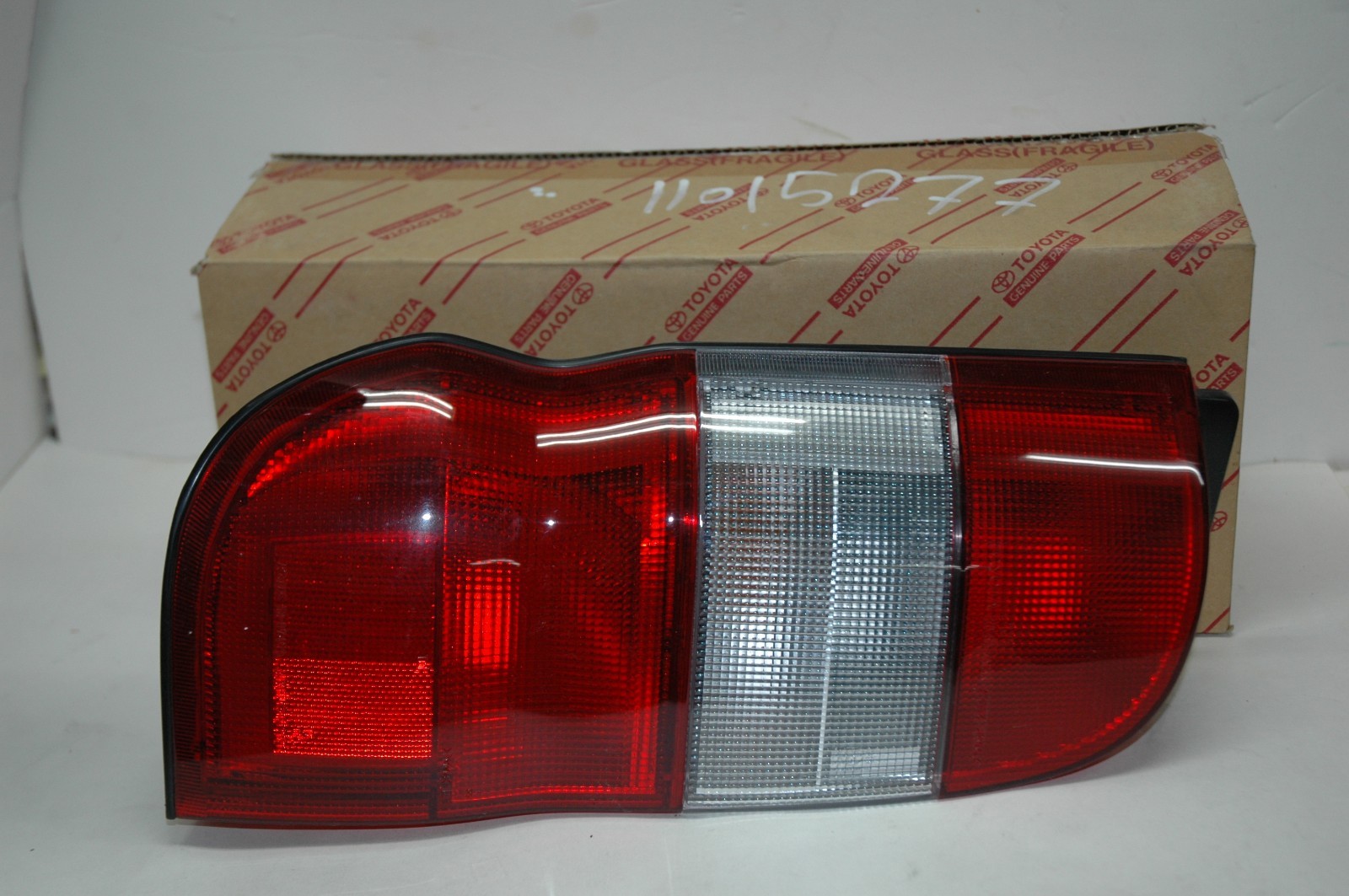 Toyota Genuine OEM 81560-26310 Lamp ASSY Rear Combination 8156026310 ...