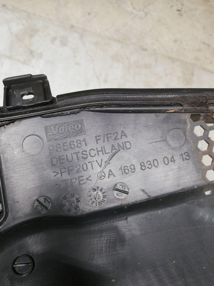 MERCEDES-BENZ B W245 Frontscheibenwischerzierleiste A1698300413 2.00 ...